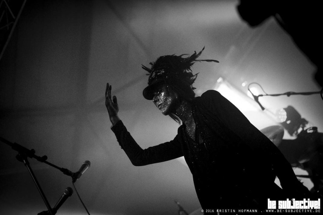 IAMX: Everything Is Burning – Chris Corners persönliche Therapie | be ...